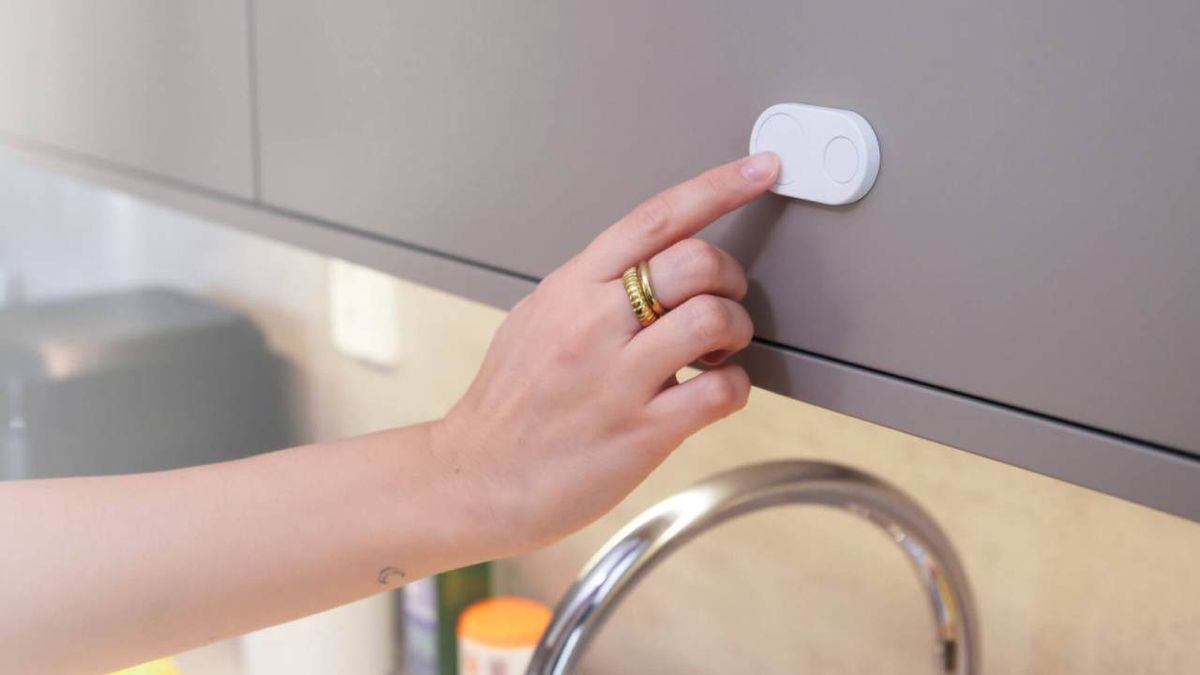 This smart button detaches from the wall and controls your lights with ...
