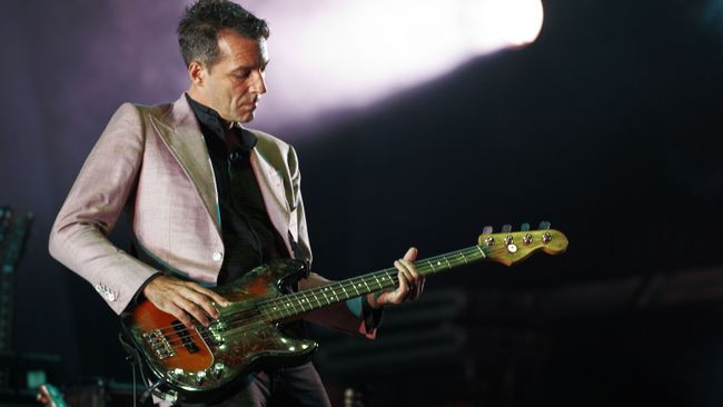 Tributes pour in for Steve Mackey, Pulp bassist, who has died aged 56 ...