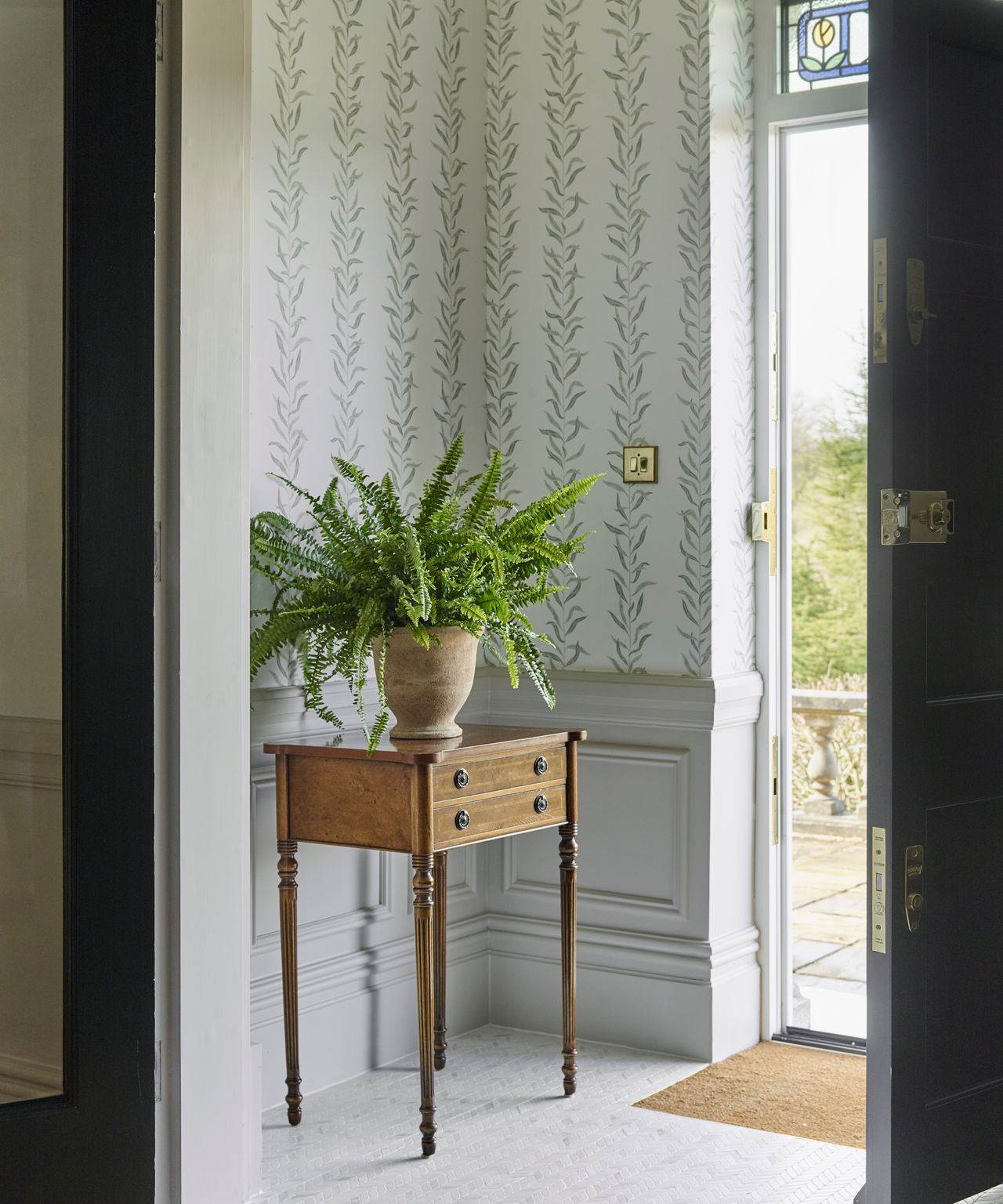 The nature-inspired decor of this home suits its idyllic English ...