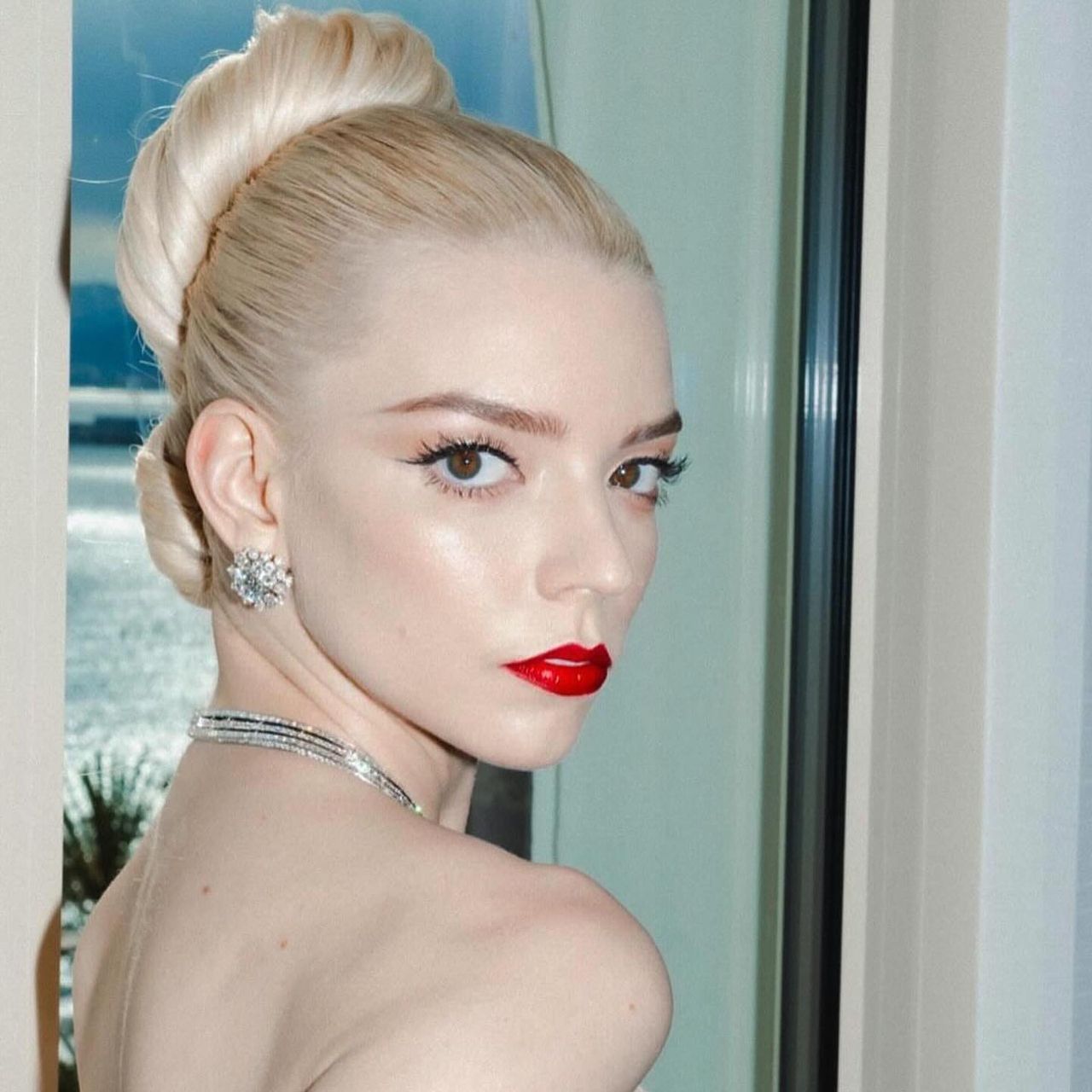 The Best Lipstick Colours For Blondes, According to a Celebrity MUA ...