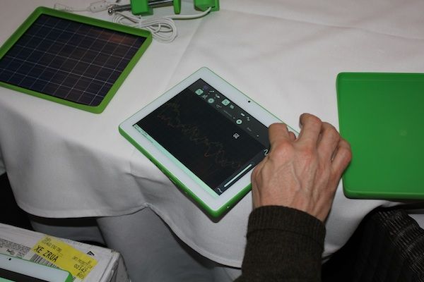 OLPC XO 3.0 Tablet Hands-On: 6-Minutes of Hand Crank for An Hour of ...