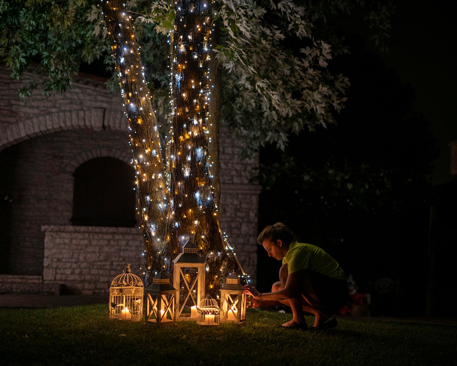 10 ways to decorate outdoor trees for Christmas with lights | Real Homes