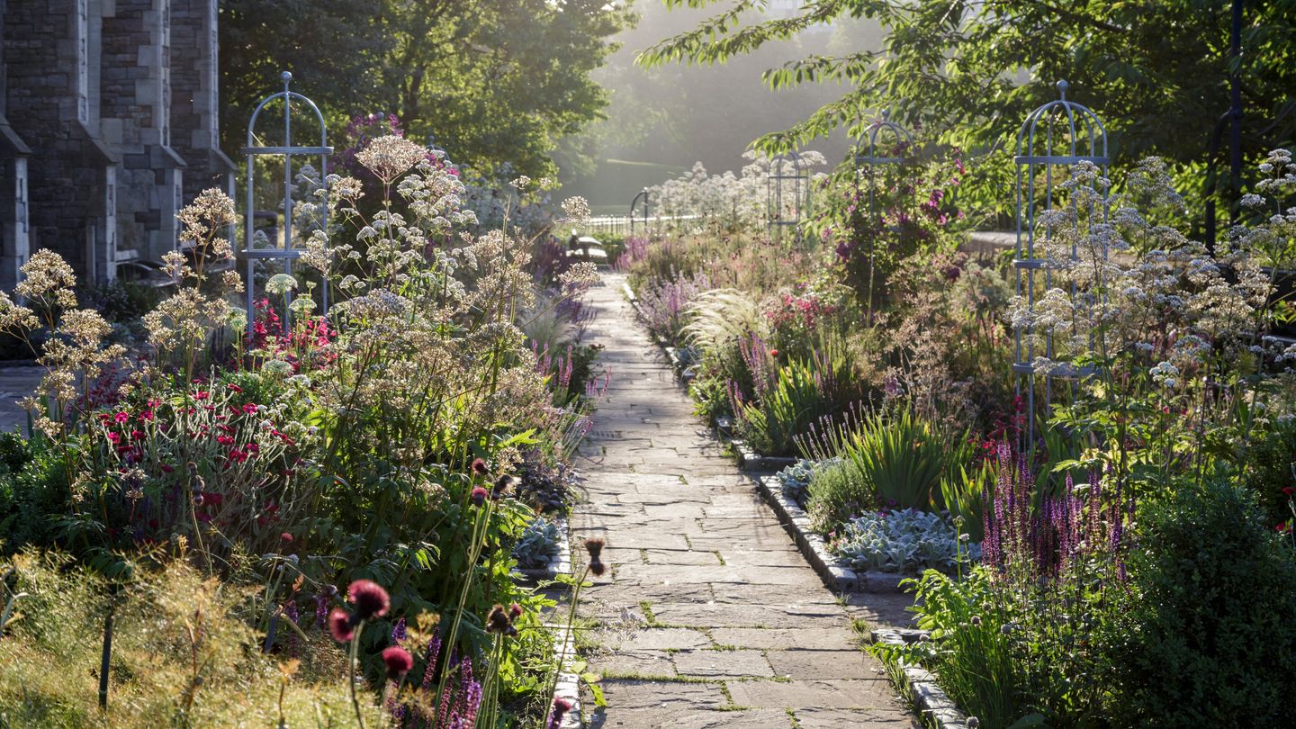 Garden path ideas – create a beautiful walkway with the right materials ...