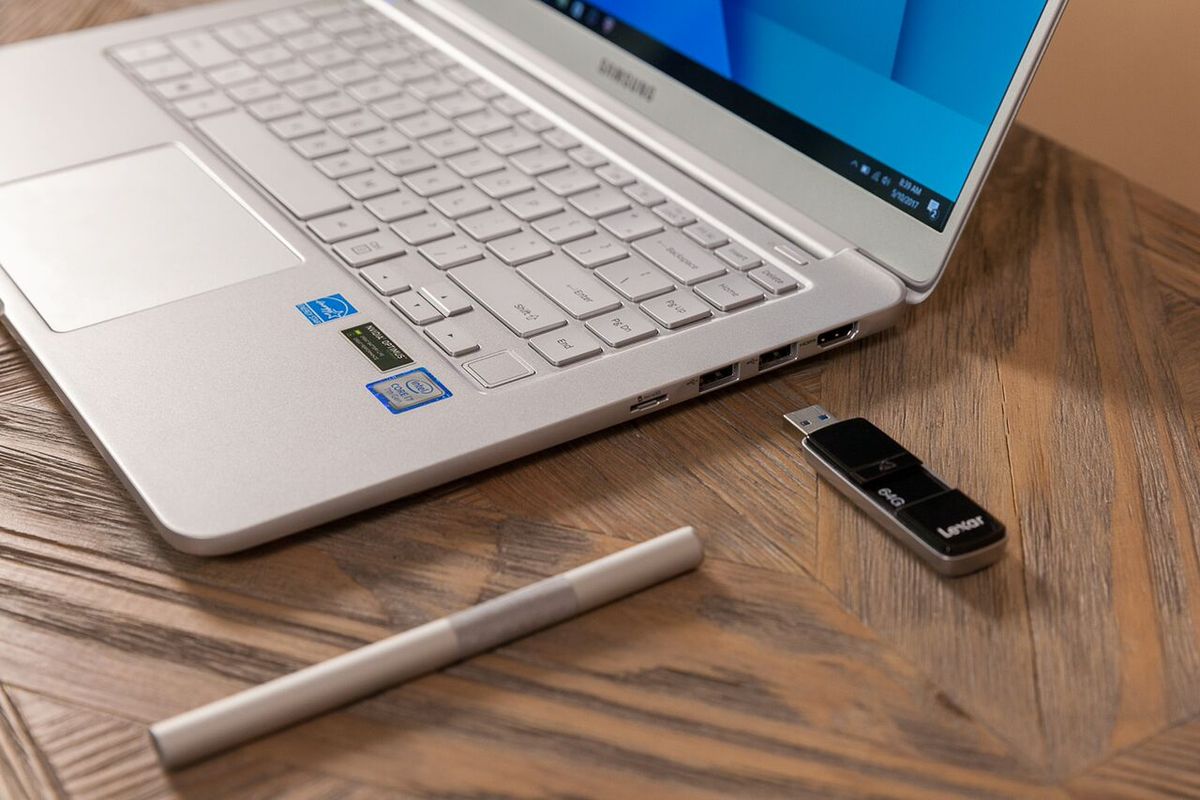 Samsung Notebook 9 (15-inch) Review: Big Screen, Feather-Light Body ...