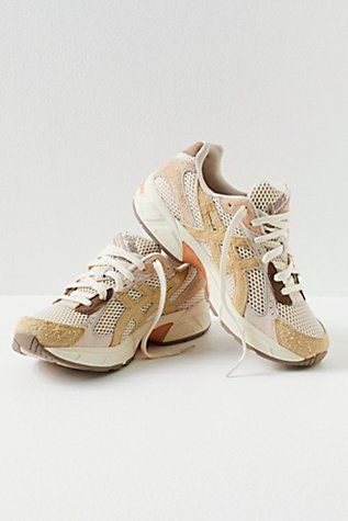 Anne Hathaway's Chunky Sneakers Confirm the Shoe Is Trendy Again ...