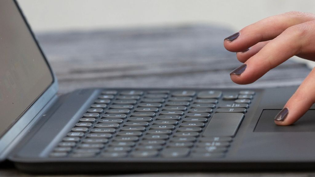 Magic Keyboard Folio for iPad review: The best keyboard case costs too ...