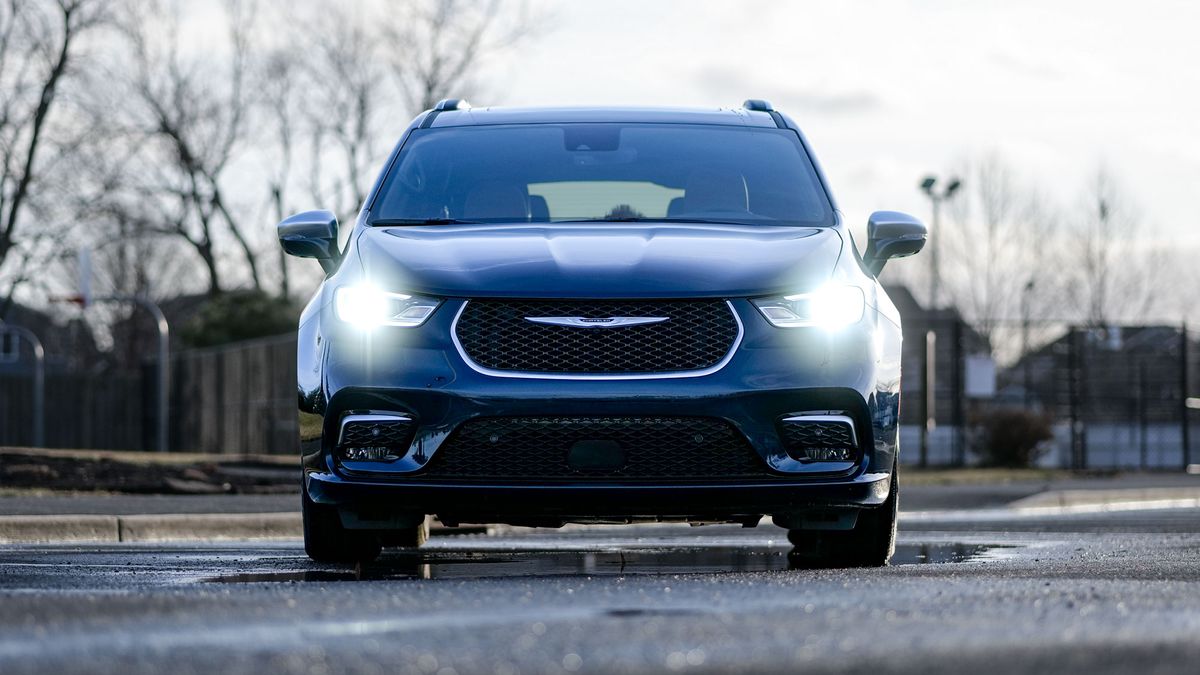 I drove the Chrysler Pacifica PHEV for a week — and it's the last great ...