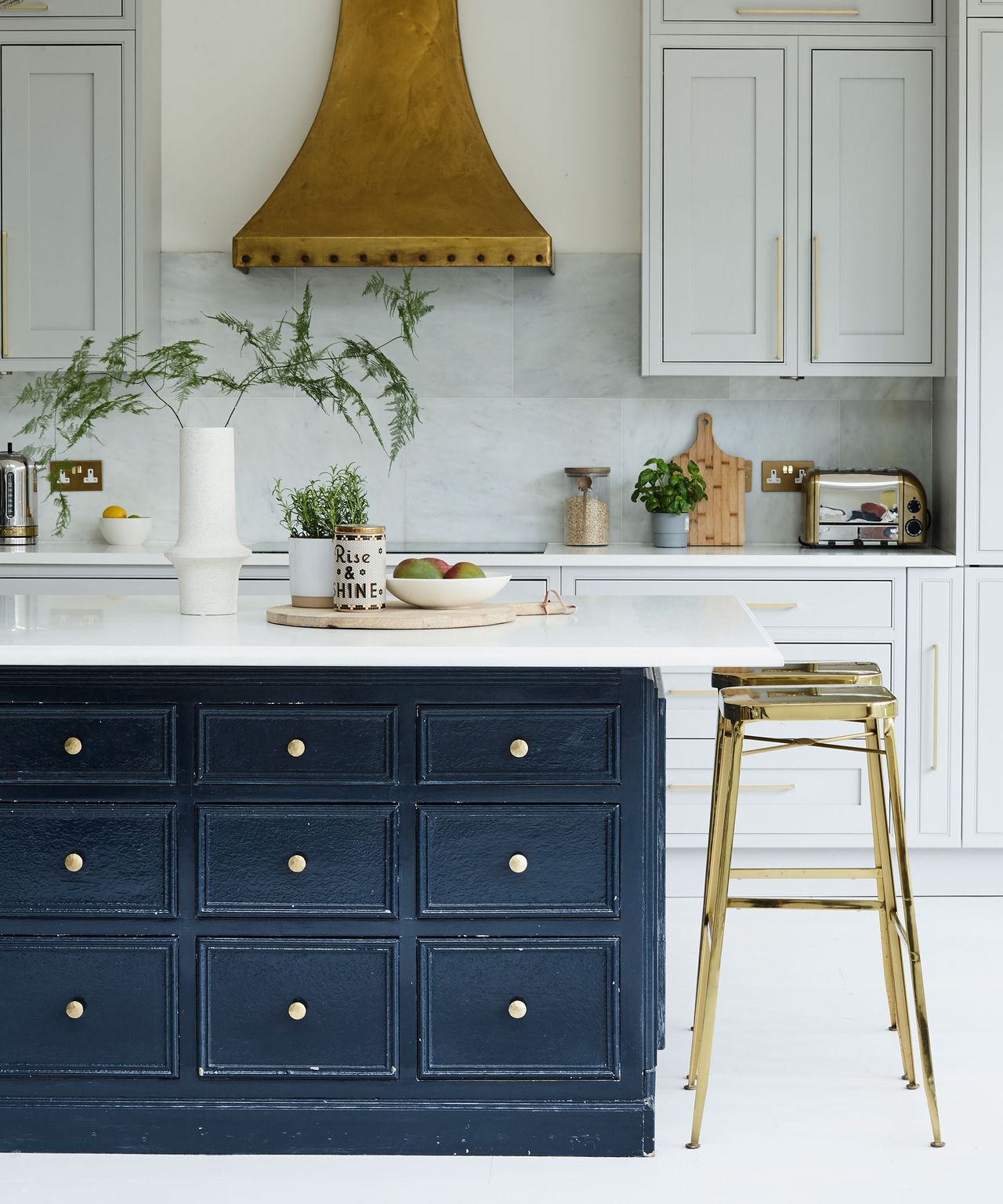 Breakfast bar ideas for small kitchens: 10 coffee stations | Homes and ...