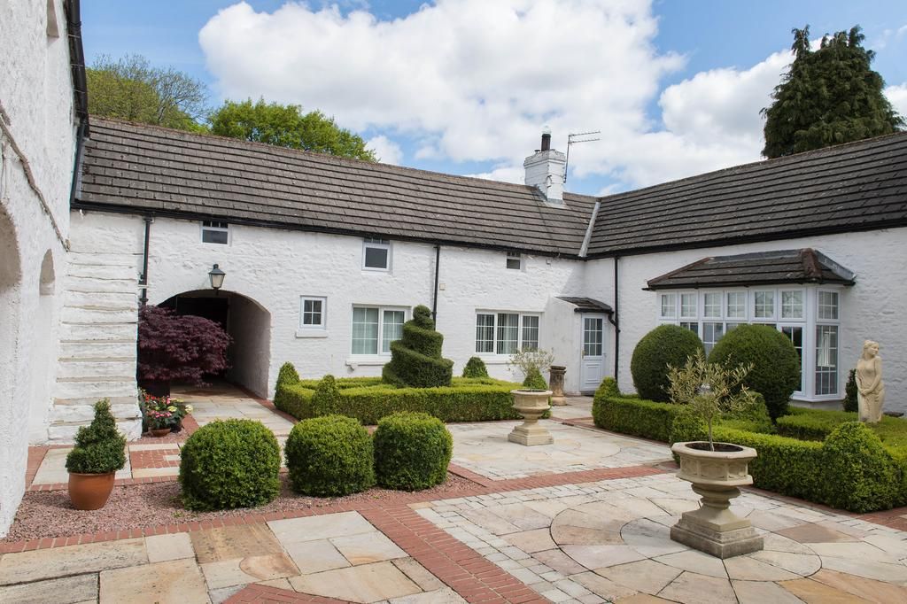 A superb country house with 28 acres, beautiful views — and a free hat ...