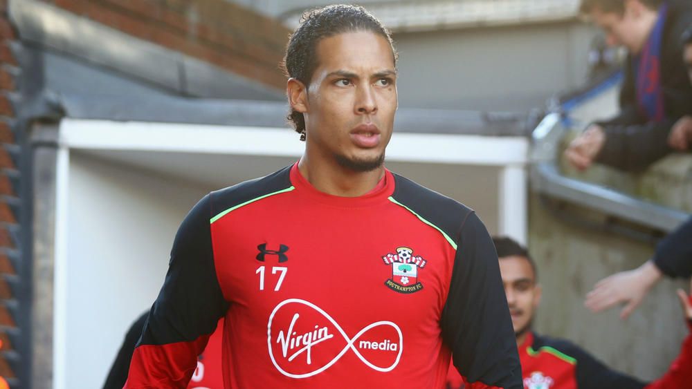 Van Dijk wears Manchester City shirt for Christmas | FourFourTwo