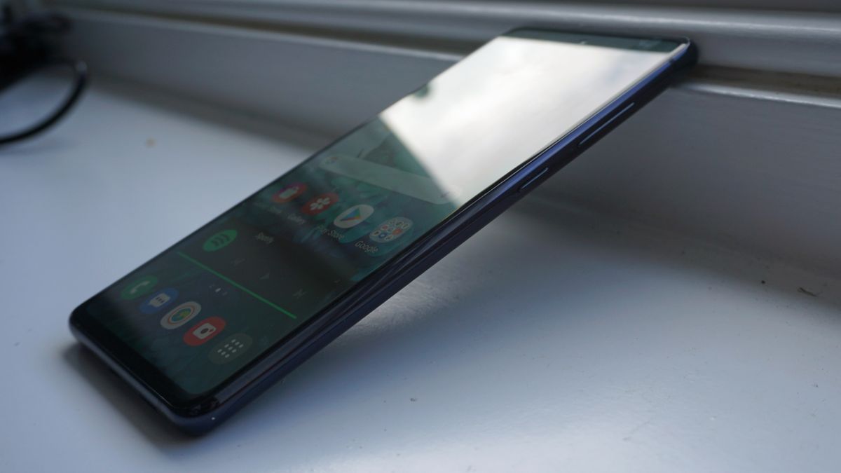 Samsung Galaxy S20 FE review: an old but still tempting Android mid ...