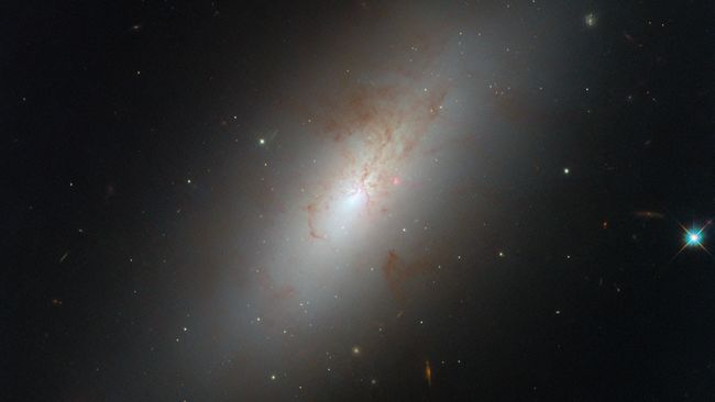 34-year-old Hubble Telescope does it again - NASA uncovers unusual ...