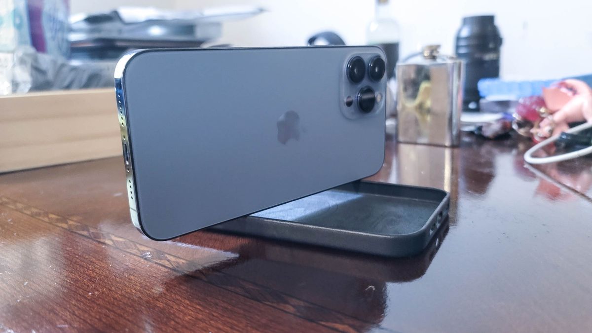 Android or iPhone? We asked 3 phone experts which is best — here’s what ...