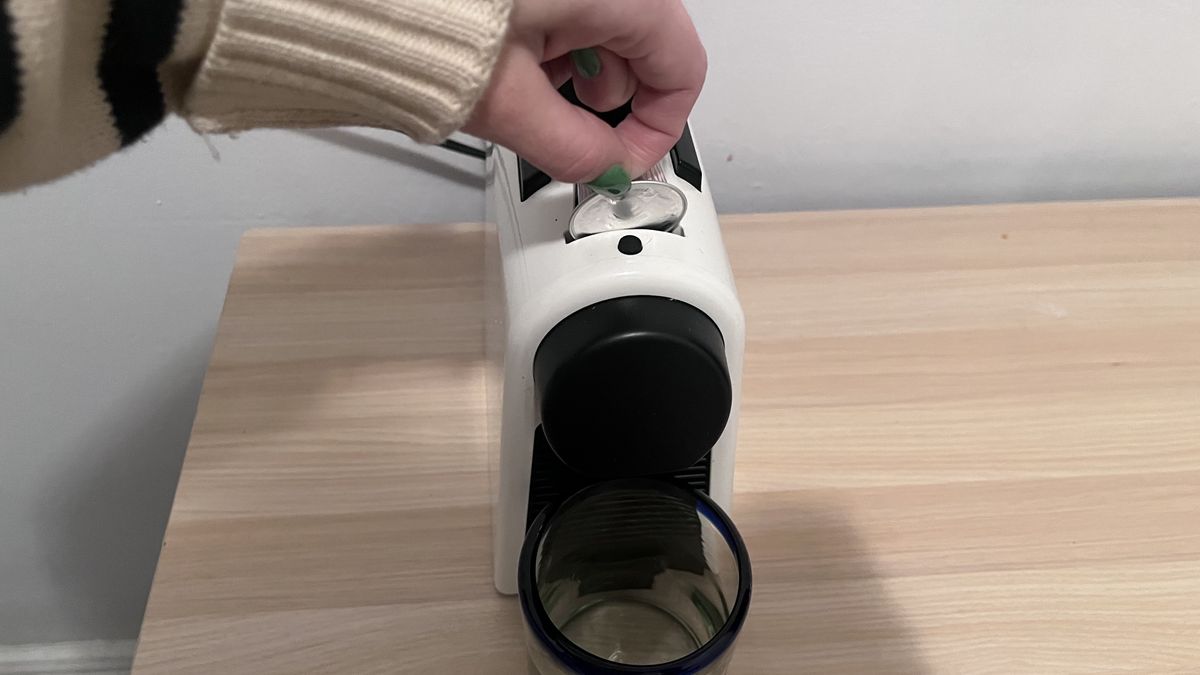 How to use a pod coffee machine: 7 steps for an easy coffee | Top Ten ...