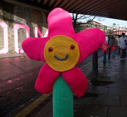 Graffiti meets knitting: Saatchi gets yarnstorming | Creative Bloq