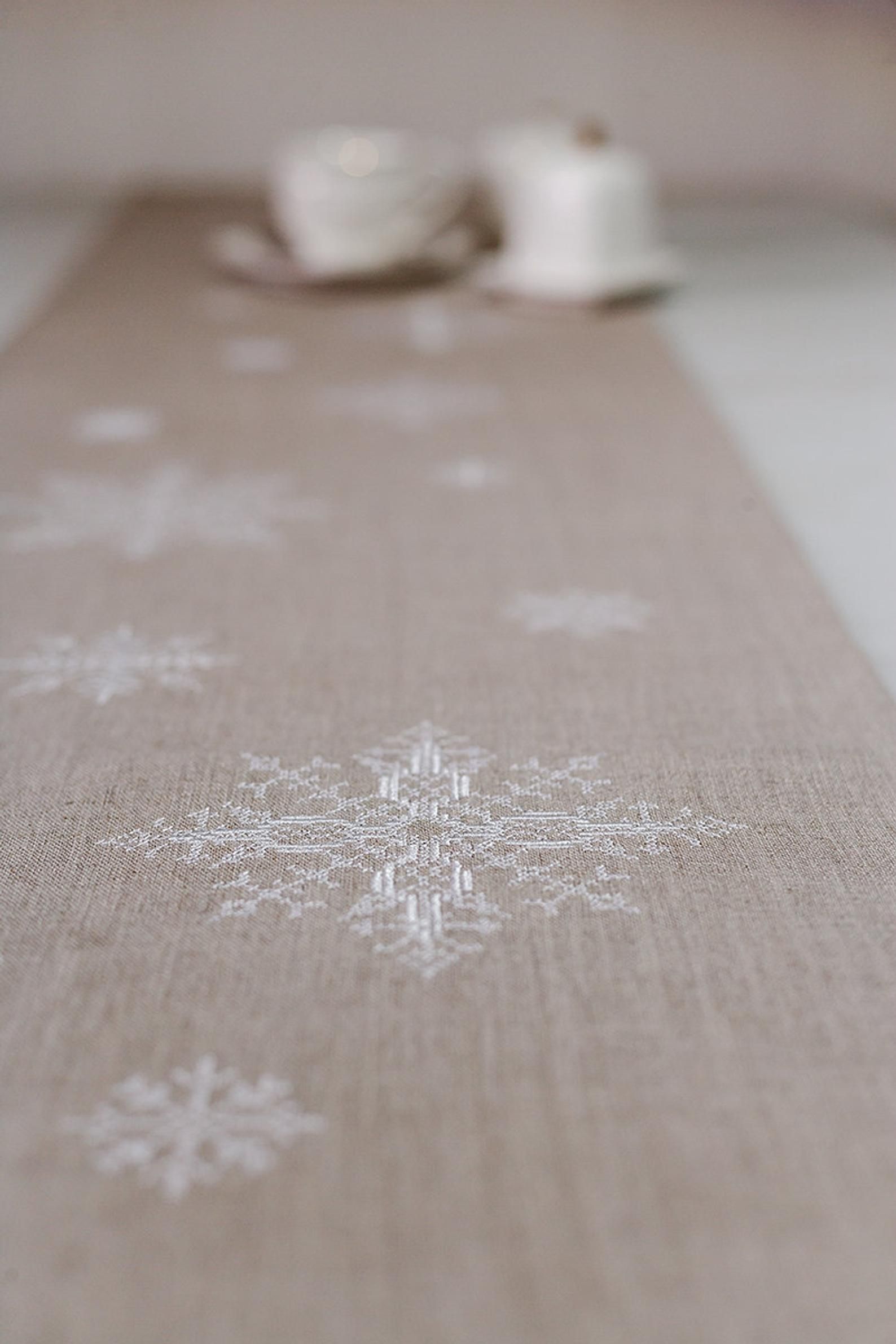 Christmas table runners – Stylish ideas for festive tables | Real Homes