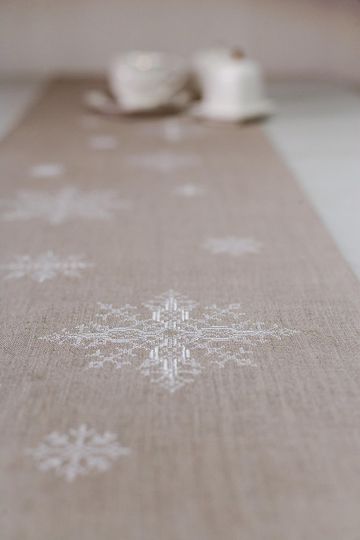 Christmas table runners – Stylish ideas for festive tables | Real Homes
