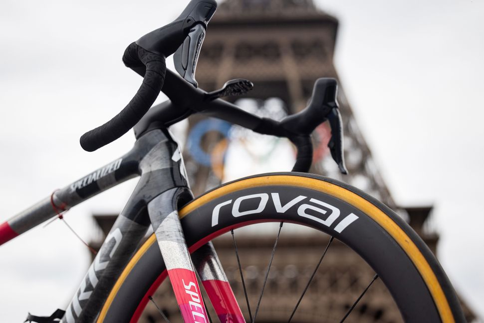 Remco Evenepoel's bike: A golden Tarmac SL8 for the double Olympic ...