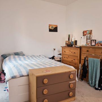 See how second-hand furniture has totally transformed this bedroom ...