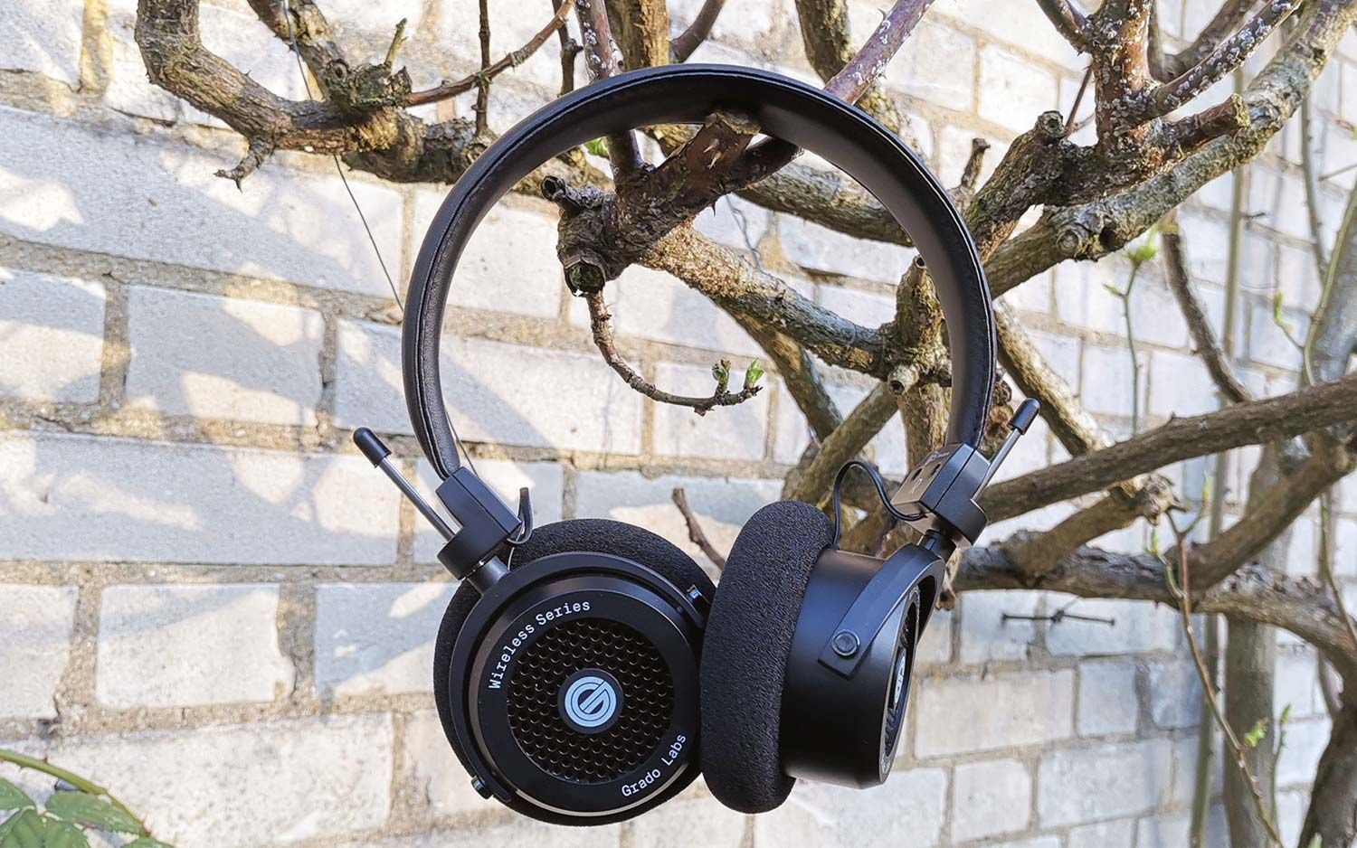 Grado GW100 Wireless Headphones Review: Rich Sound in a Retro Shell ...