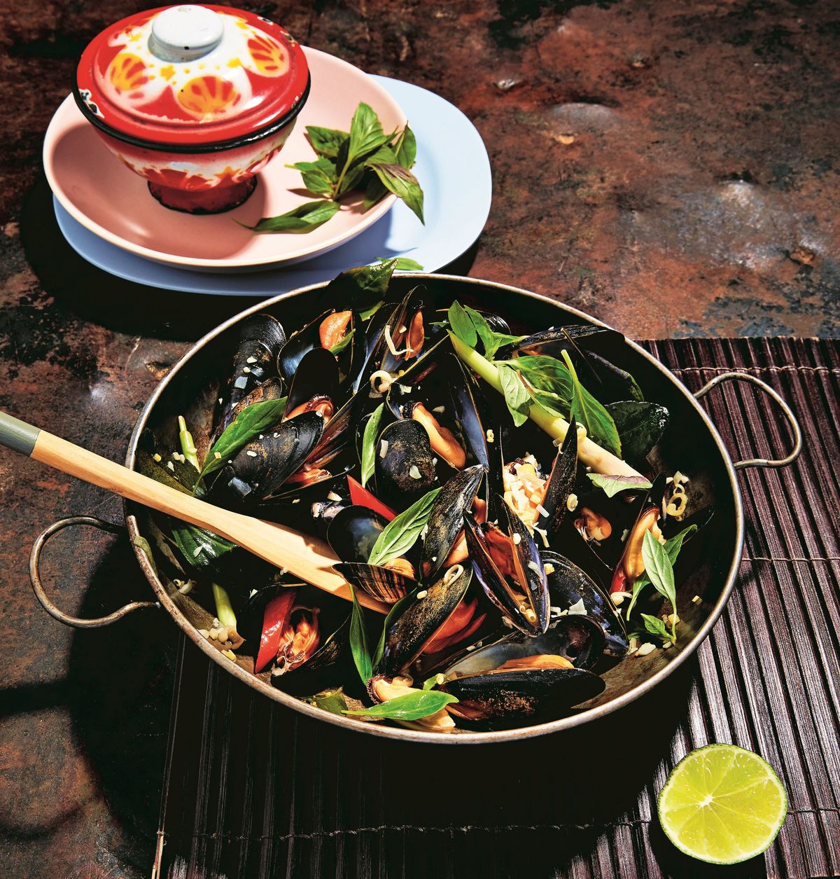 How to make Thai steamed mussels with lemongrass, lime leaves and basil ...