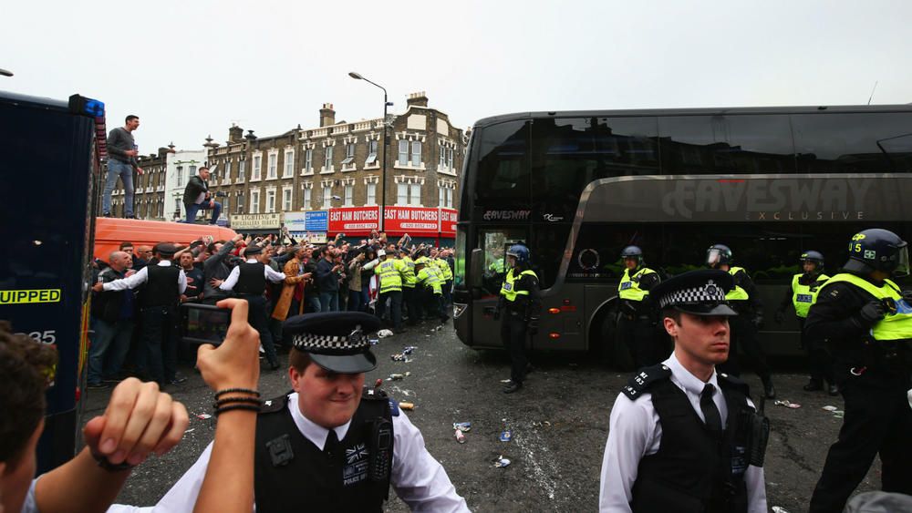 Manchester United bus 'smashed up' by West Ham fans - Rooney | FourFourTwo