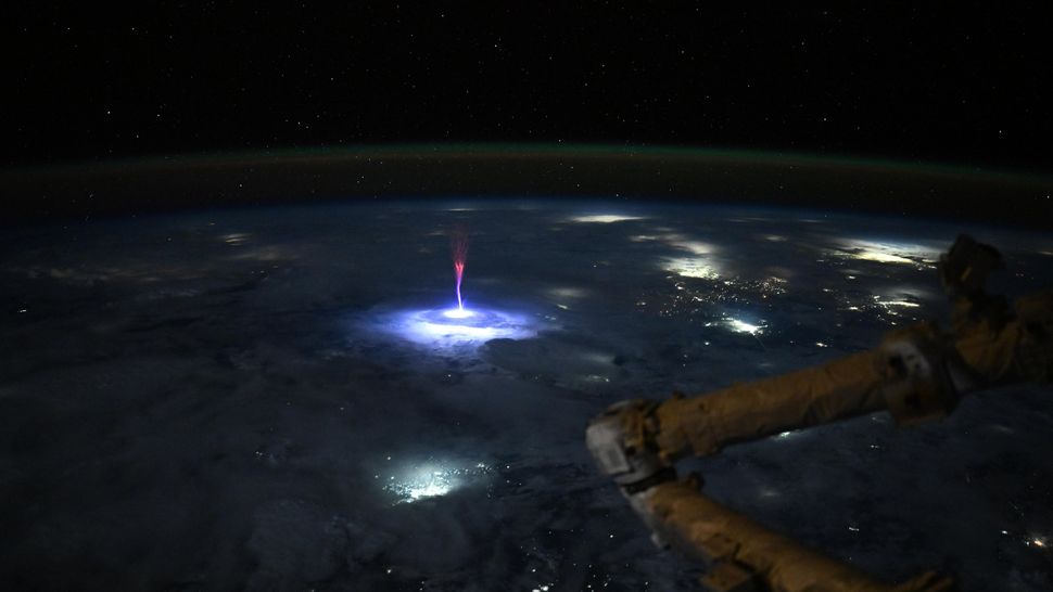 Astronaut snaps giant red 'jellyfish' sprite over North America during ...