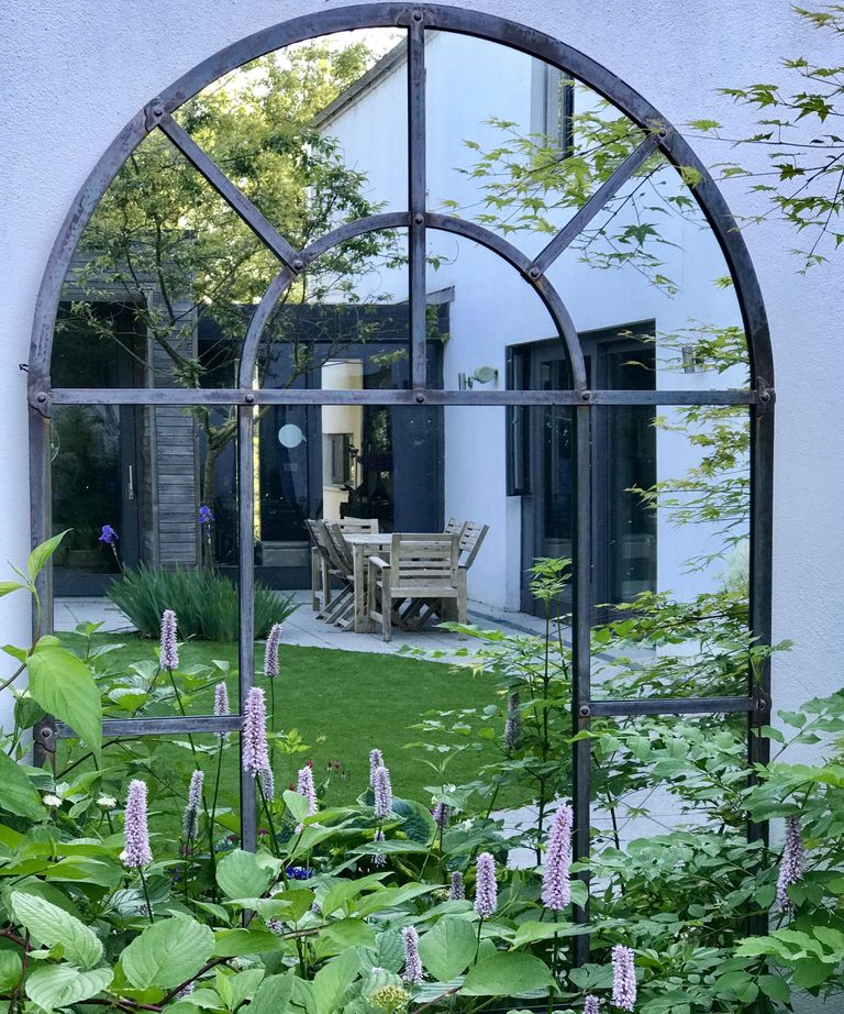 Outdoor mirror ideas: 5 expert ways to open up your yard | Homes and ...