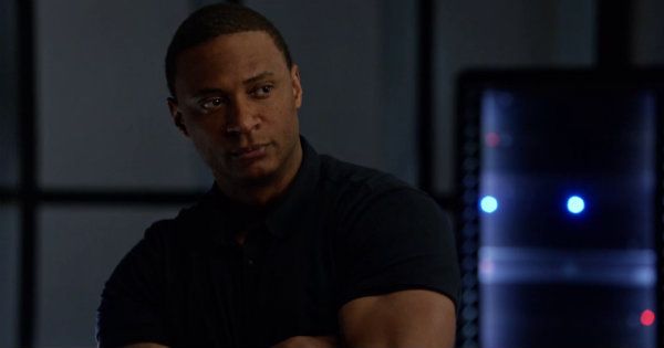 The Hilarious Way Arrow's Diggle Wants To Meet Supergirl | Cinemablend