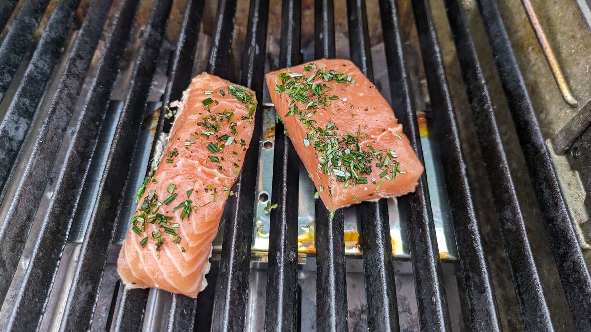 How to smoke on a gas grill: 5 easy-to-follow steps for achieving ...
