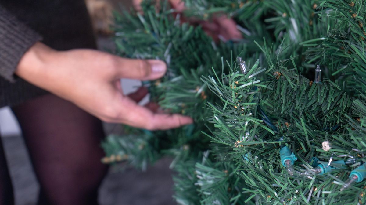 How to clean an artificial Christmas tree | Top Ten Reviews