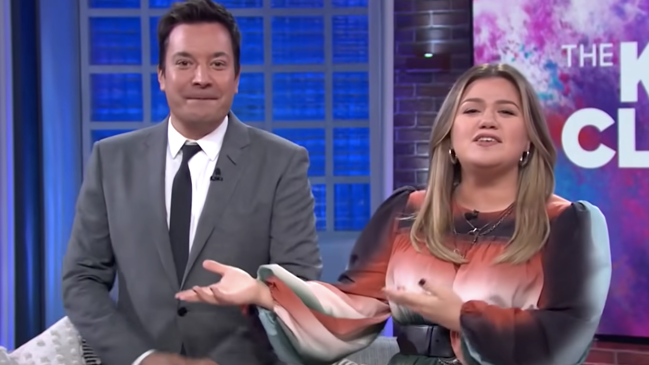 Watch Kelly Clarkson And Jimmy Fallon Go All Sonny And Cher For Karaoke ...