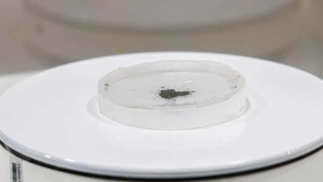 Scientists extracted water and oxygen from moon dust using sunlight ...