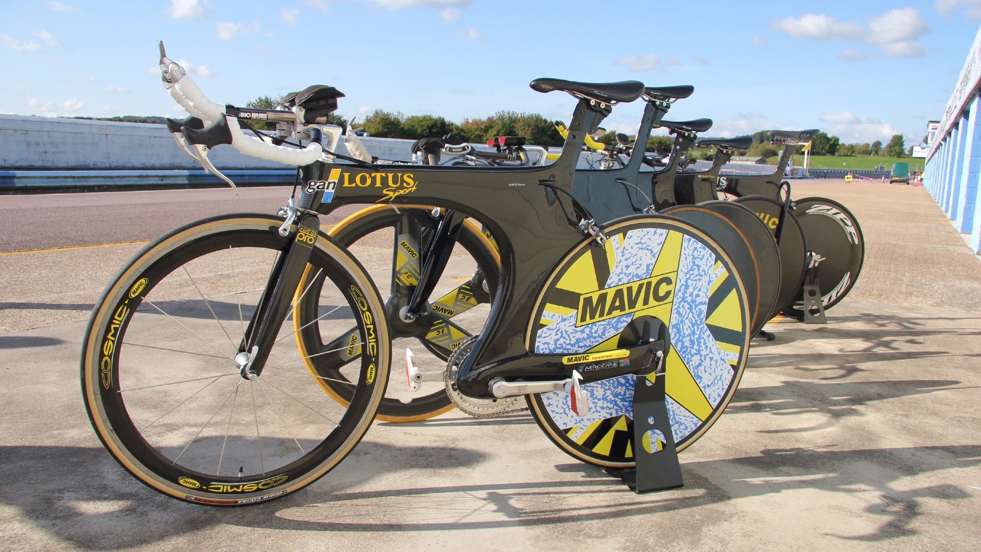 Lotus 110 meeting at Thruxton celebrates 25 years since the UCI banned ...