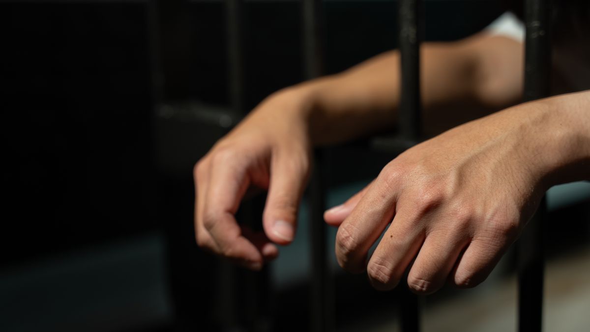 A Healthy Dose of Terror: How to Survive Prison's First Days | Kiplinger