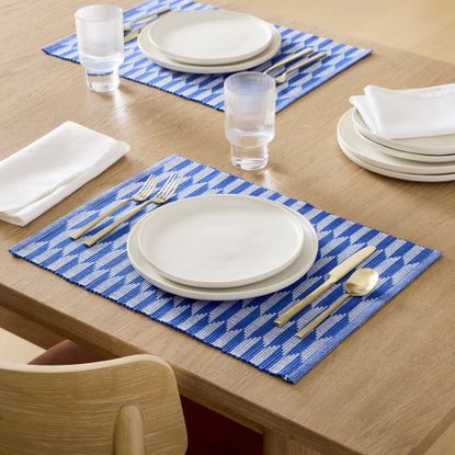 Feng Shui table decor rules: how to arrange a dining table | Homes and ...