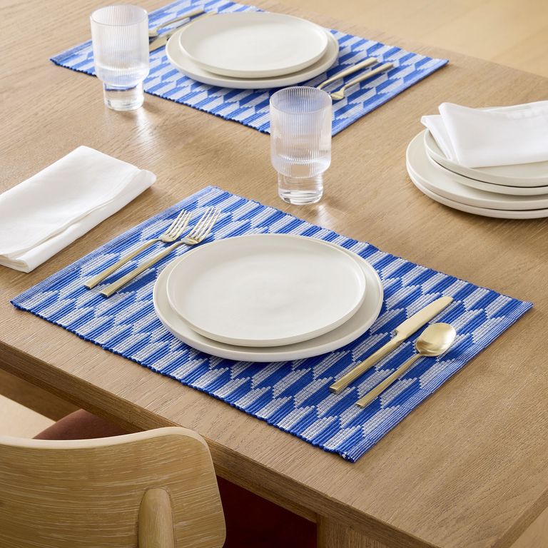 Feng Shui table decor rules: how to arrange a dining table | Homes and ...