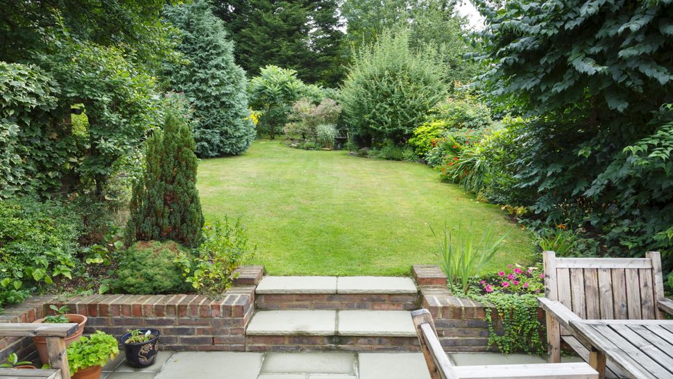 Long Garden Ideas: 16 Tips for Landscaping a Spacious Plot | Homebuilding
