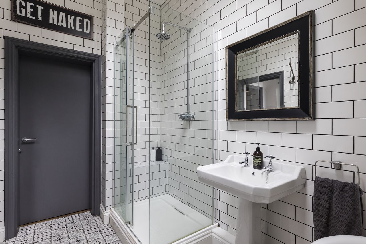Farmhouse shower ideas 10 ways to freshen up in rustic style | Homes ...