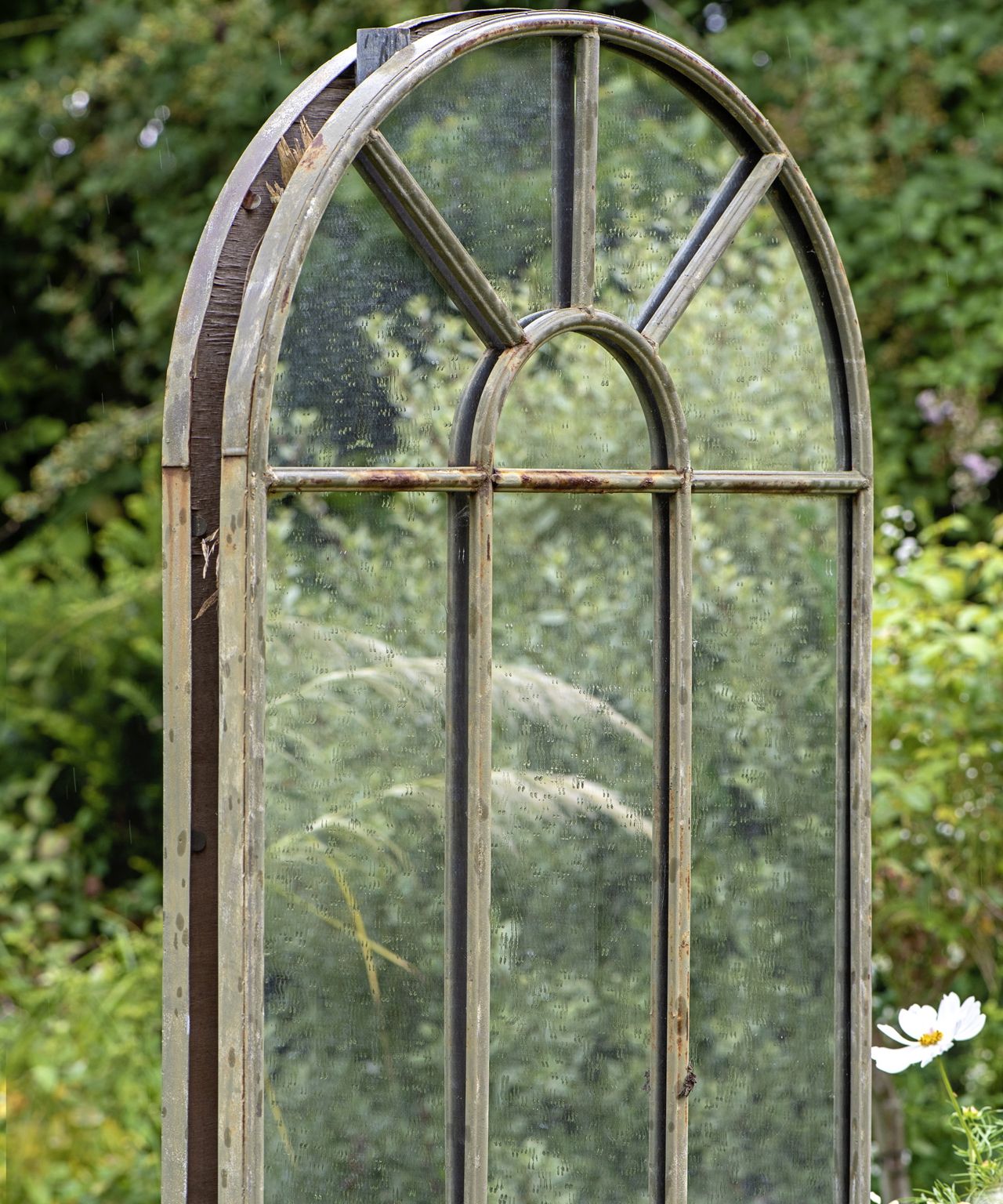 Outdoor mirror ideas: 5 expert ways to open up your yard | Homes and ...