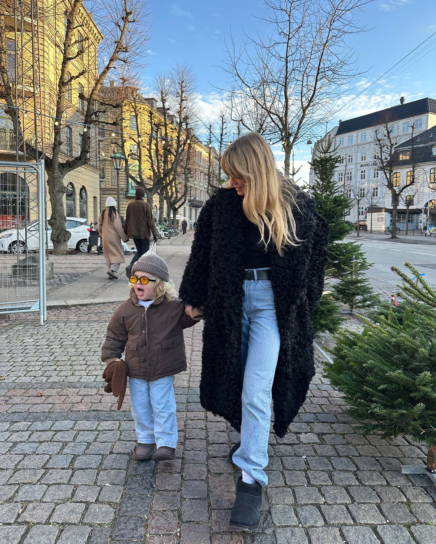 Stylish Woman Are Wearing Puddle Jeans With Ugg Boots This Winter | Who ...