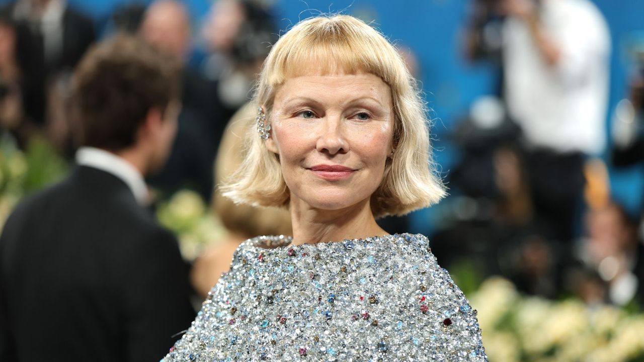 Pamela Anderson turns an awkward corner into clever seating | Homes and ...