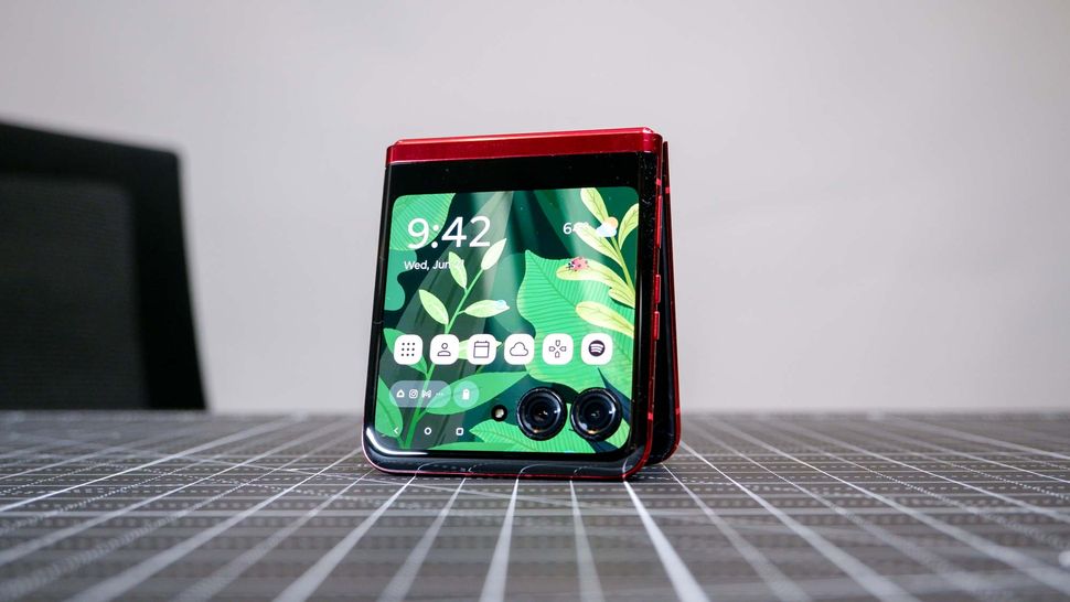 Motorola Razr+ vs. Samsung Galaxy Z Flip 4: Which foldable flip phone ...