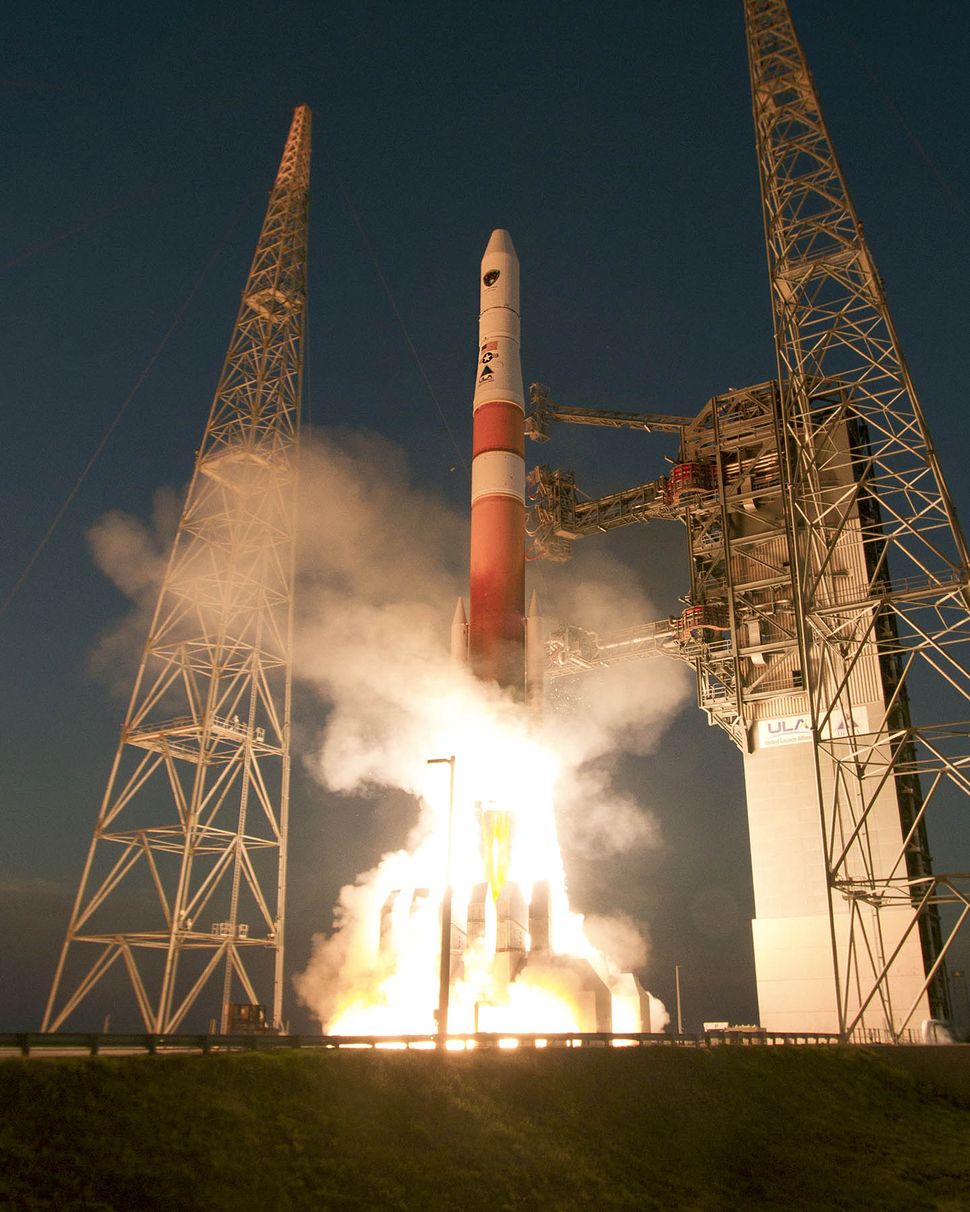 Launch Photos: Air Force GPS Satellite Soars into Orbit | Space