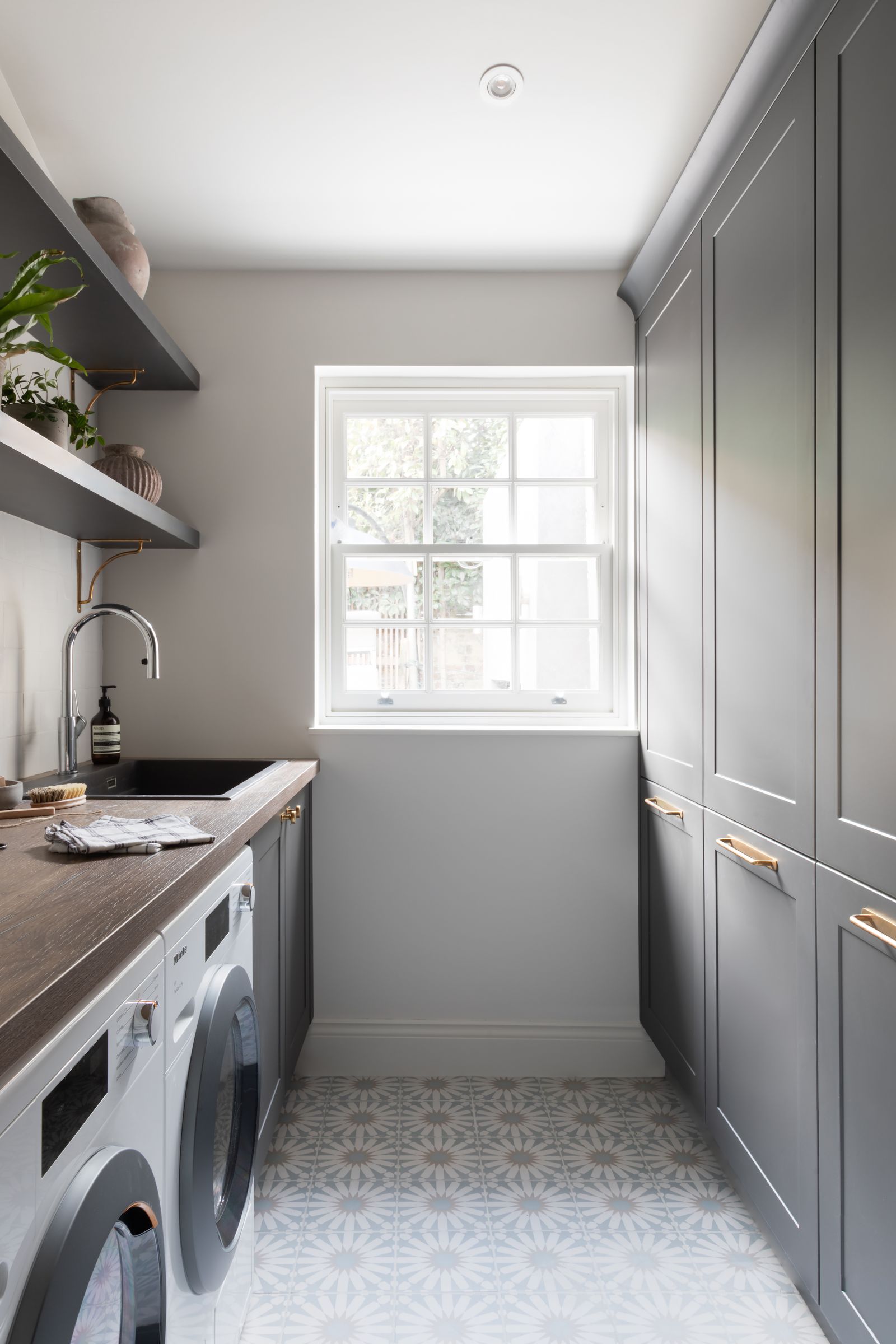 Narrow utility room ideas: Smart tactics for awkward layouts | Homes ...