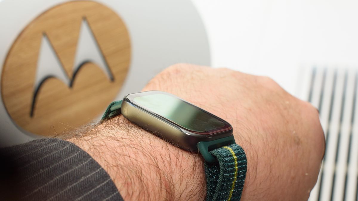 Motorola's Moto Watch Fit might look like an Apple Watch, but it ...