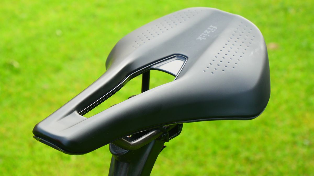 Fizik Tempo Argo R3 saddle review – a versatile long-distance perch ...