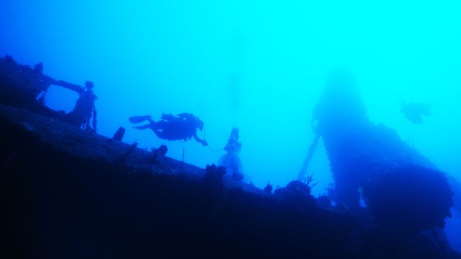 Photographer Steven Haining breaks world record for the deepest underwater photo shoot | Digital ...