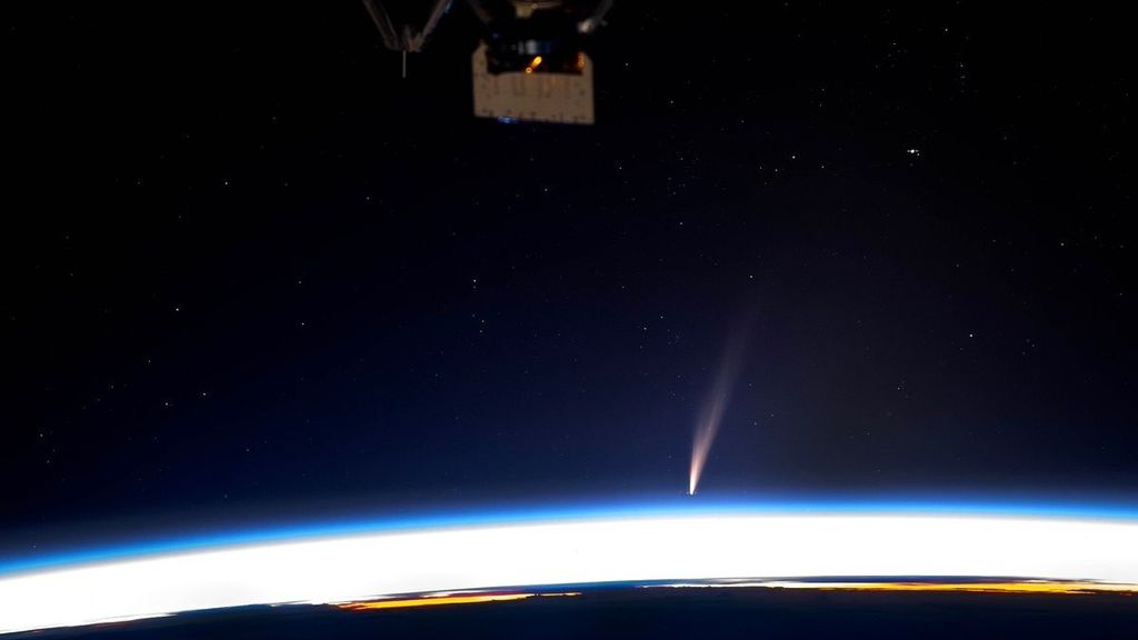 Bright comet G3 ATLAS seen from space in new astronaut photo | Space