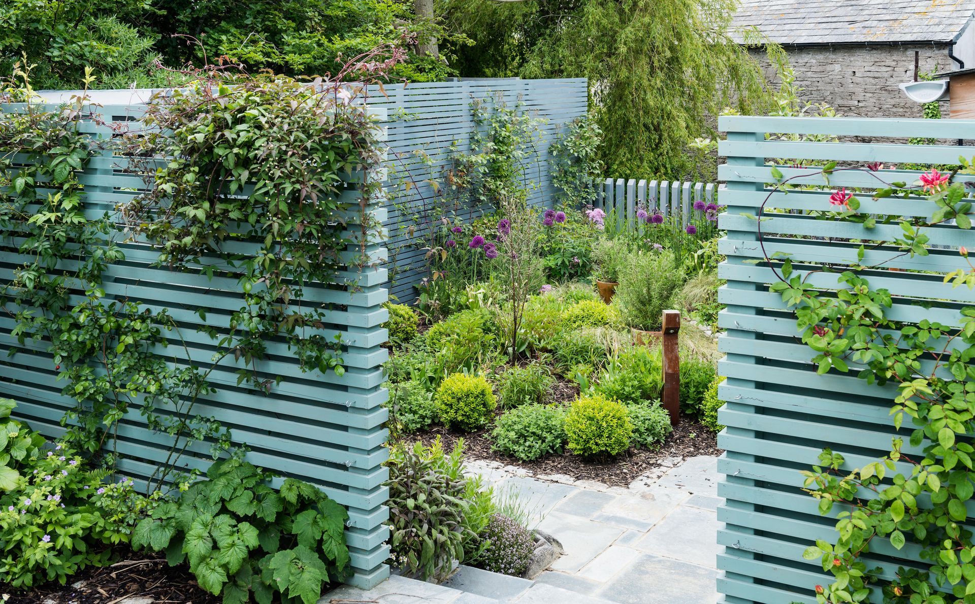 Wood Fence Color Ideas — 5 Gorgeous Tones | Livingetc